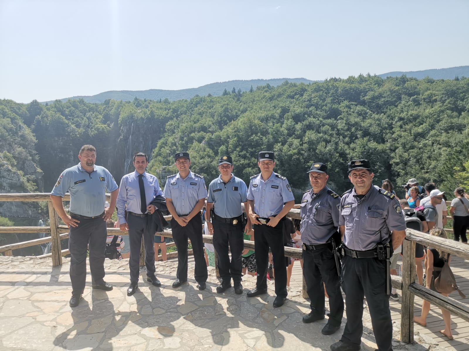 Kineski policijski službenici u Nacionalnom parku Plitvička jezera ...