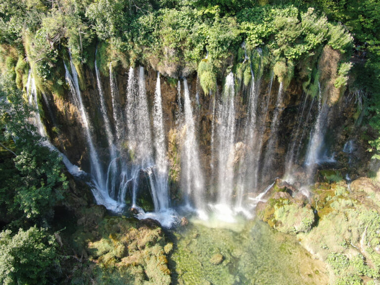 Voda raspršena u tisuće kapljica - Nacionalni park "Plitvička jezera"